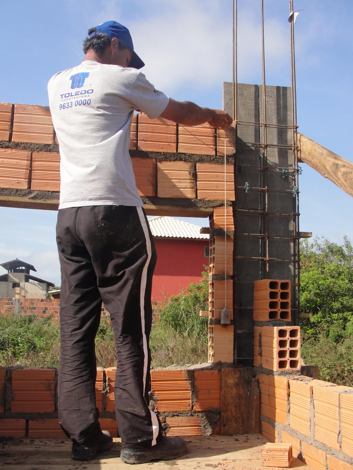 Condominio Pichilemu: Execução da alvenaria térrea e formas para laje ...