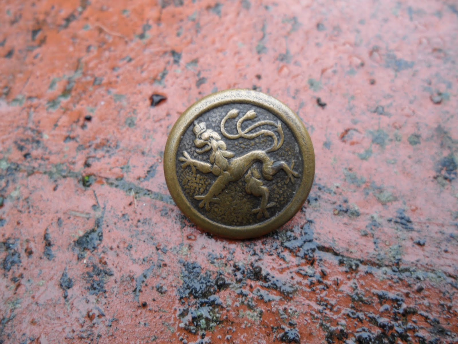 Four Bees: WW1 Button Grouping