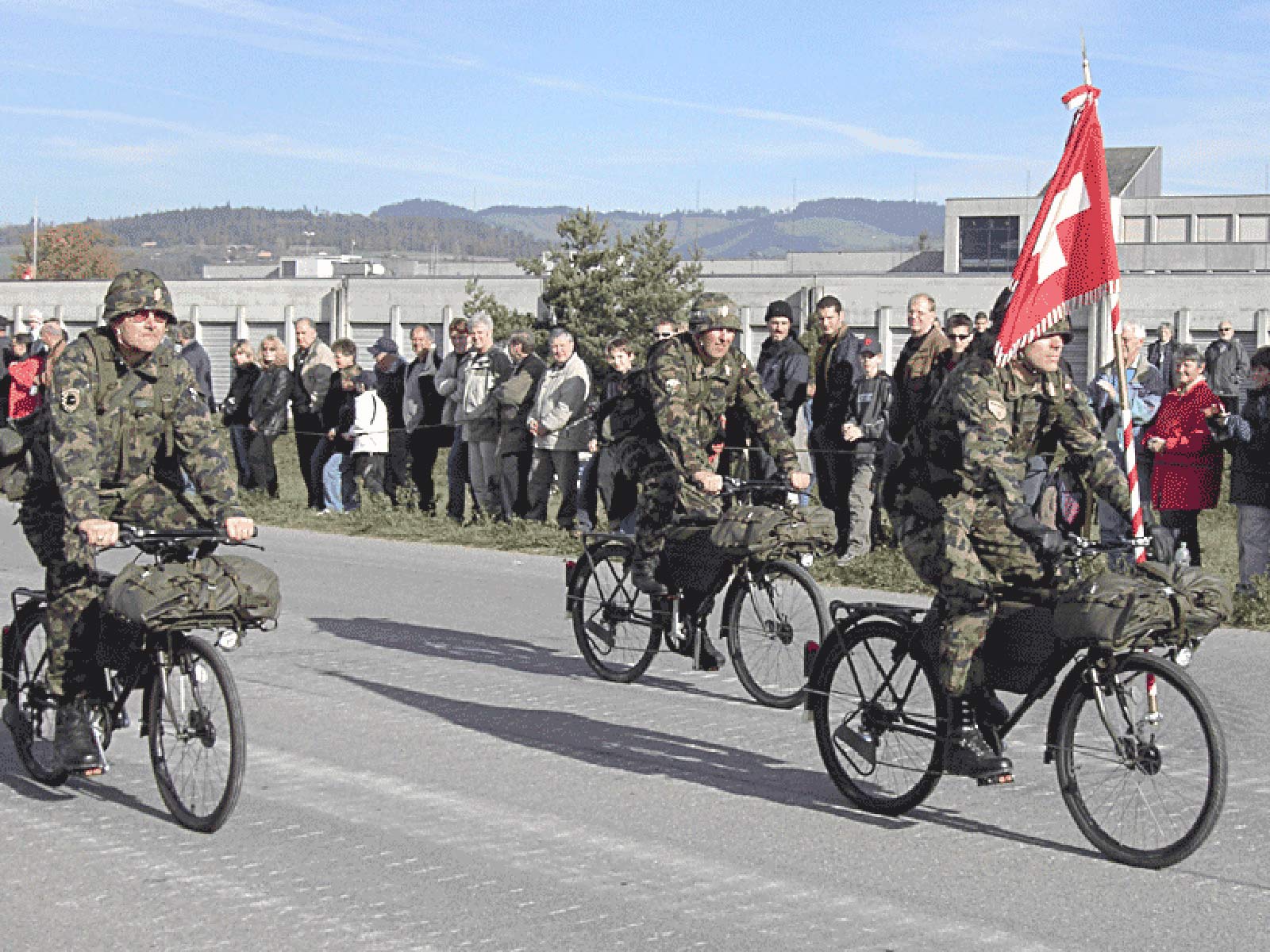 Four Bees: Swiss Bicycle Infantry / Schweizer Radfahr-Soldaten