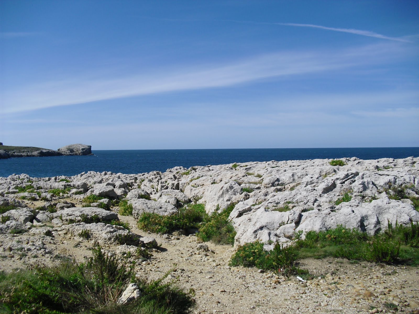 playas y paseos por la costa: CALAS DE CUCHIA