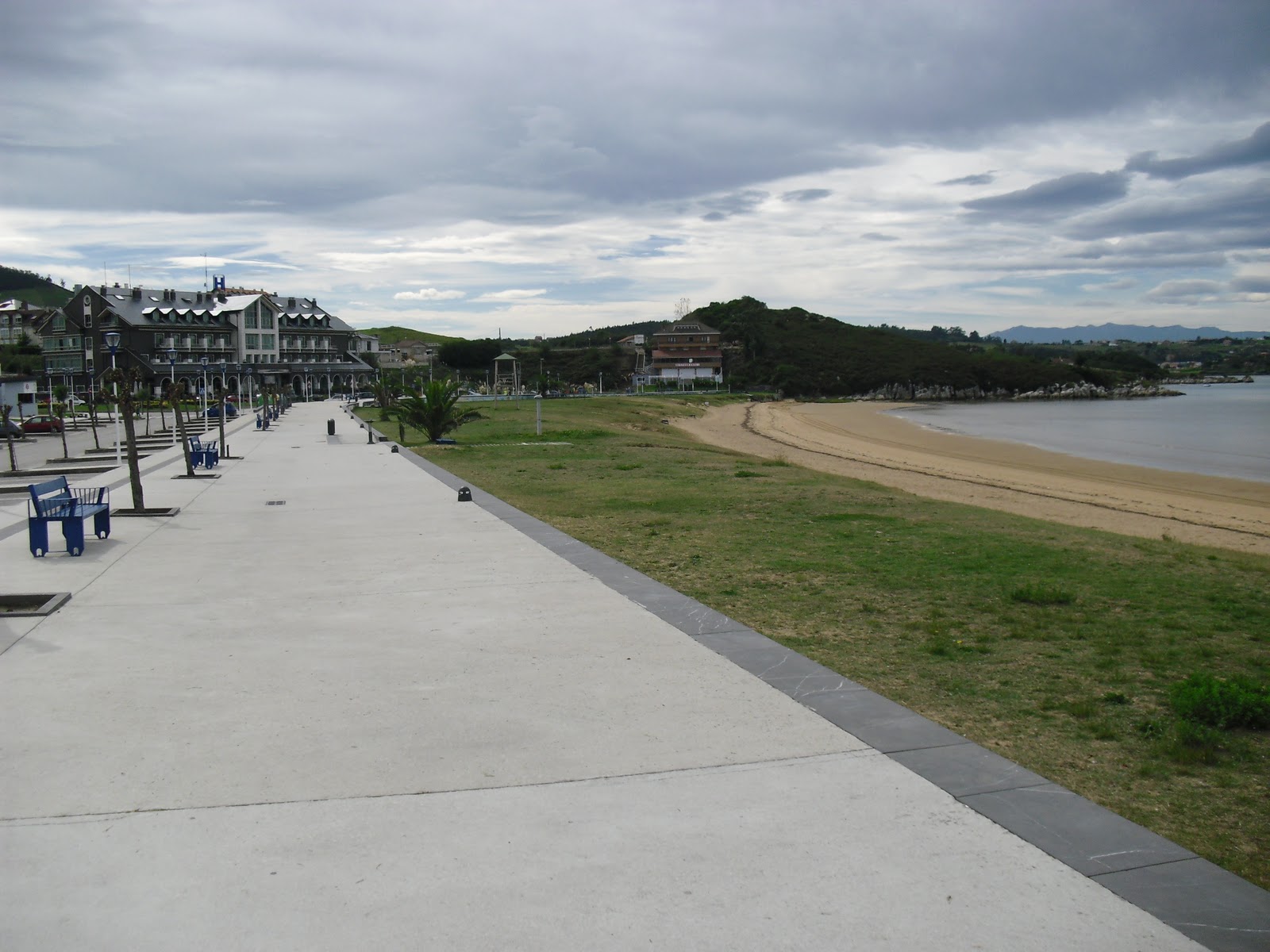 playas y paseos por la costa: PASEO MARITIMO DE MOGRO