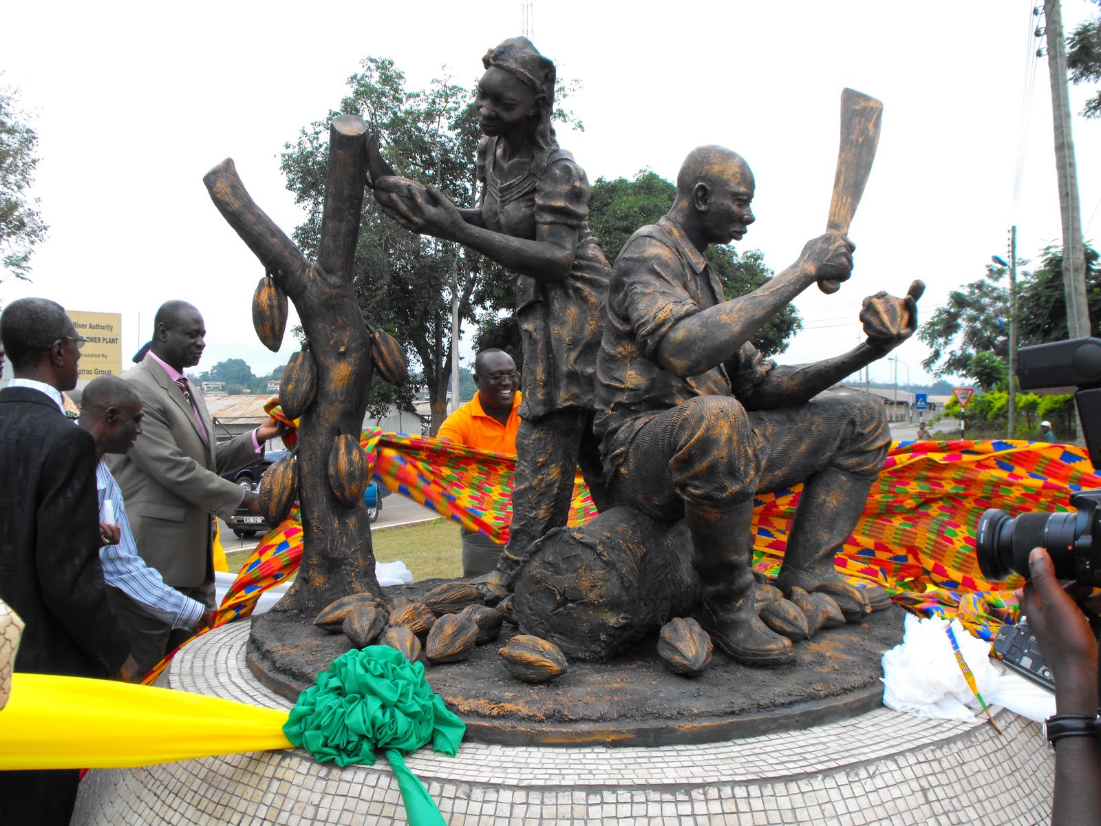 Kuapa Kokoo: KUAPA BUILDS MONUNENT IN HONOUR OF COCOA FARMERS