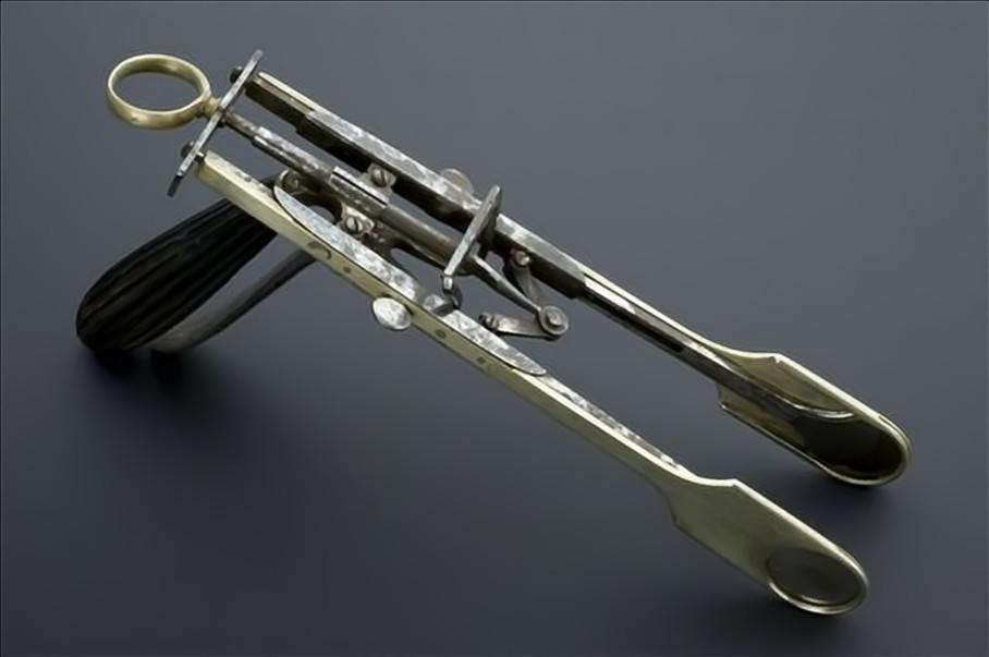 picturespost: Ancient surgical instruments