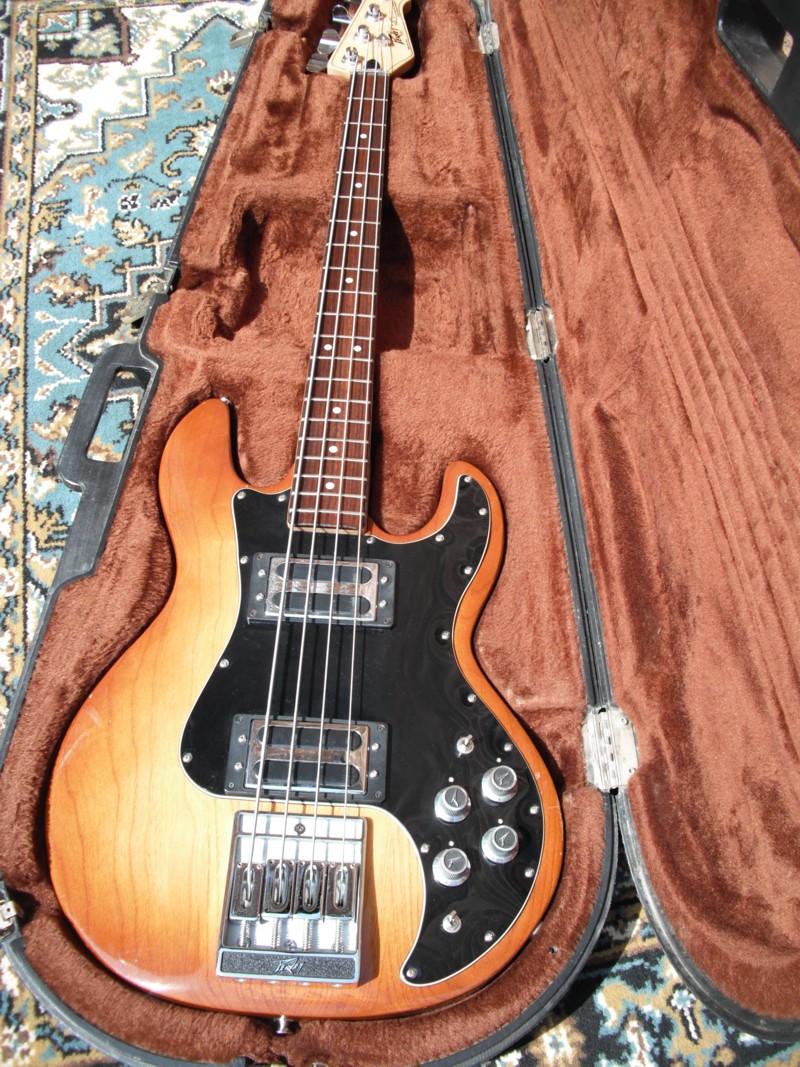 Flat Eric's Bass & Guitar Collection: More Peavey T-40.