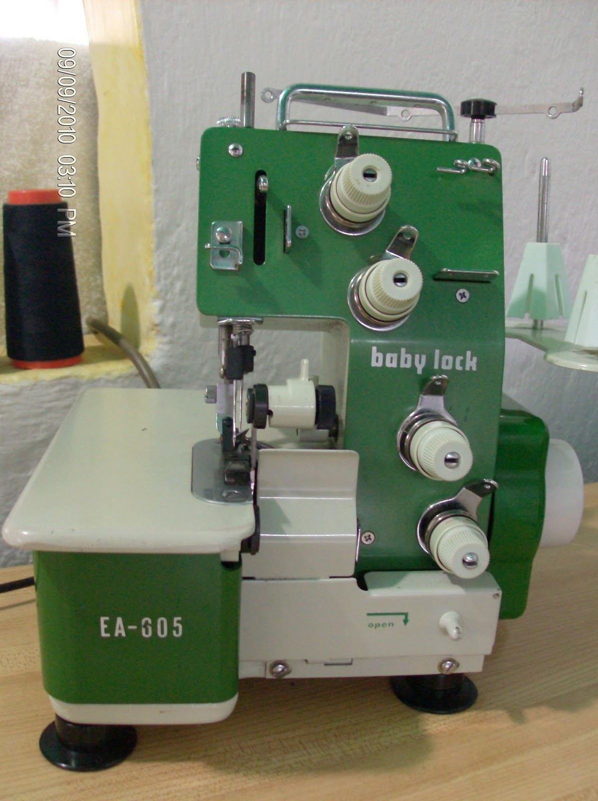 ¿Cómo enhebrar una máquina overlock Juki Baby Lock EA-605?