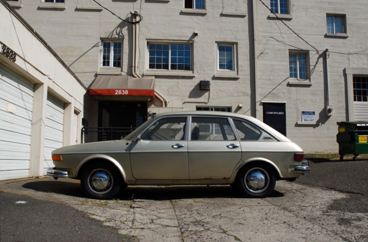 OLD PARKED CARS.: 1972 Volkswagen 412 4 Door Saloon.