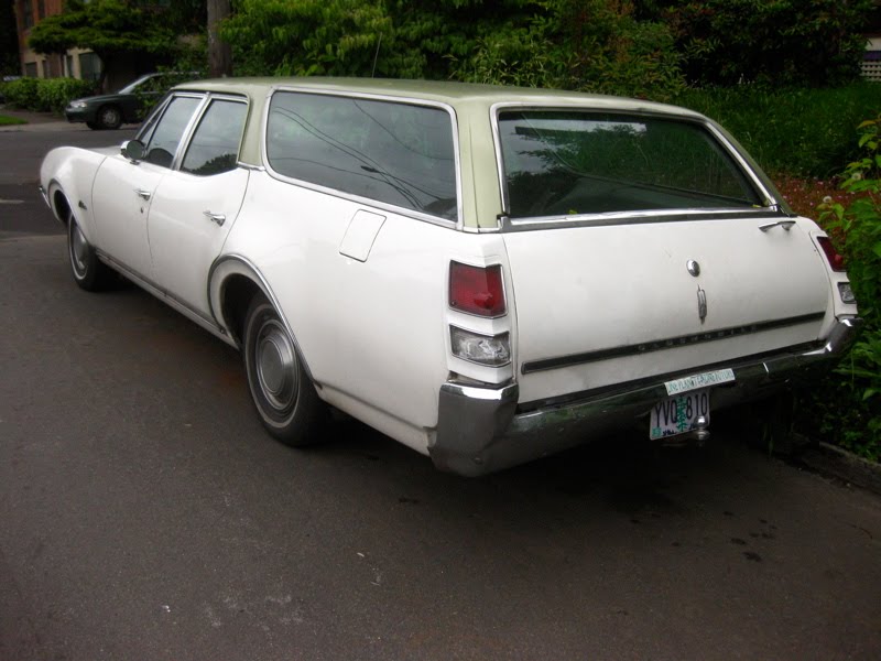OLD PARKED CARS.: 1969 Oldsmobile Cutlass Wagon.