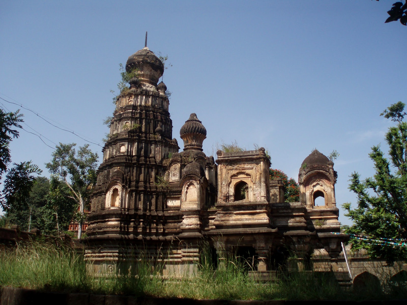 Travelogue Unlimited: Sangam Mahuli and Wai Menawali Temples : A Photo ...