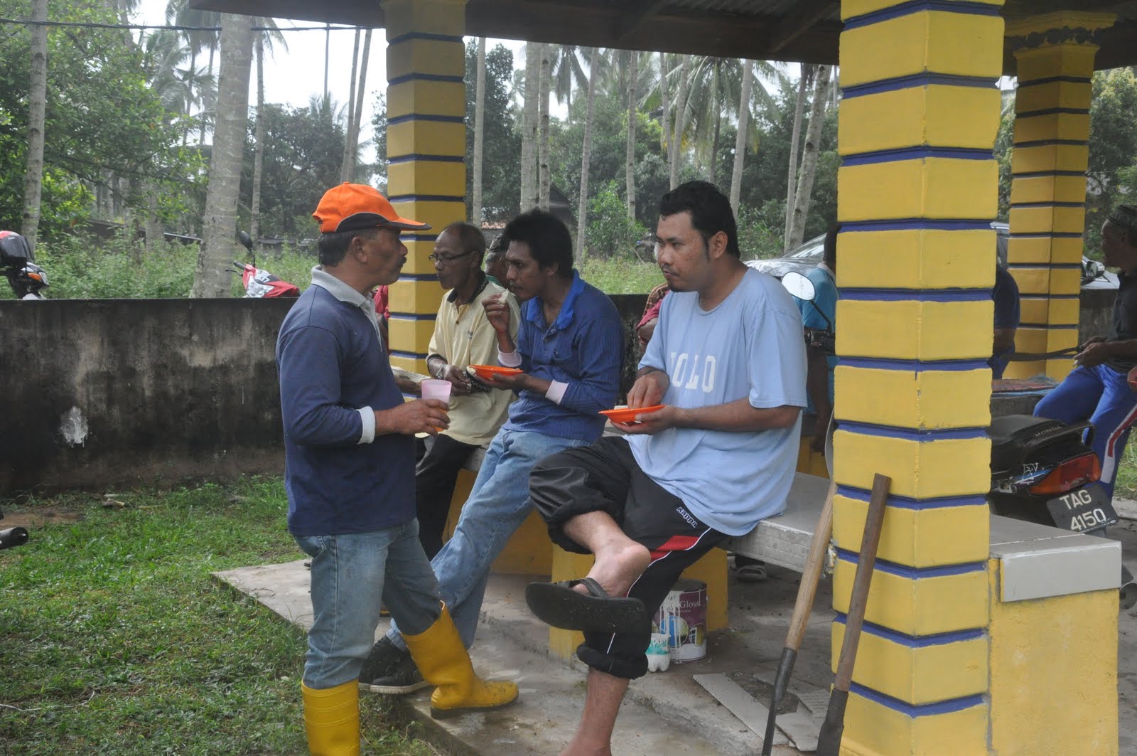SETIU HARI INI: APMT Dun Batu Rakit bersama penduduk kampung..