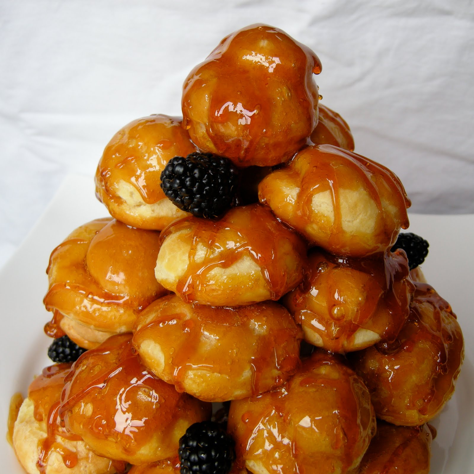 Mary Mary Culinary: Daring Bakers: Pièce Montée (Croquembouche)