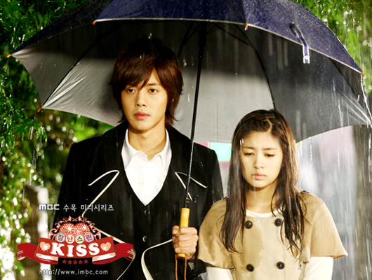 KPOP TOWN: Playful kiss behind the scene dan official screen capture ...