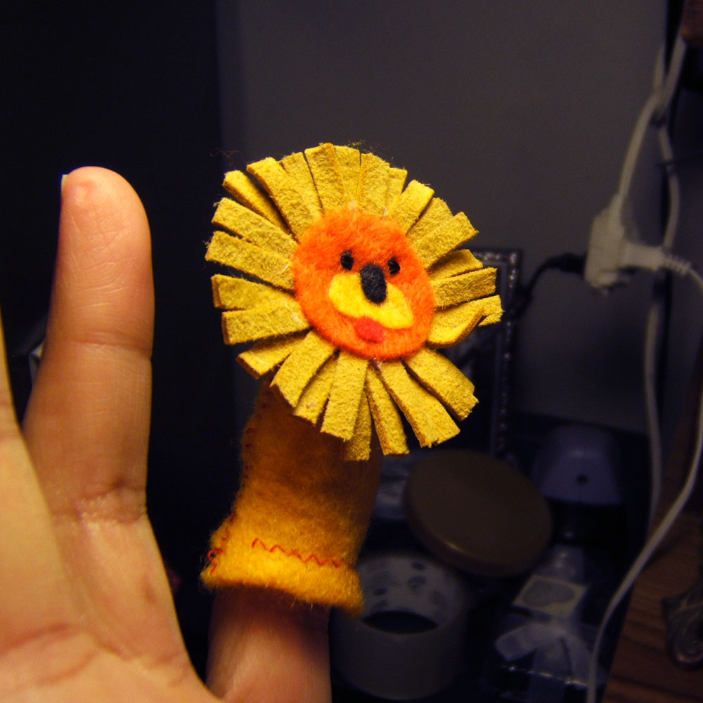 candy: felt lion finger puppet