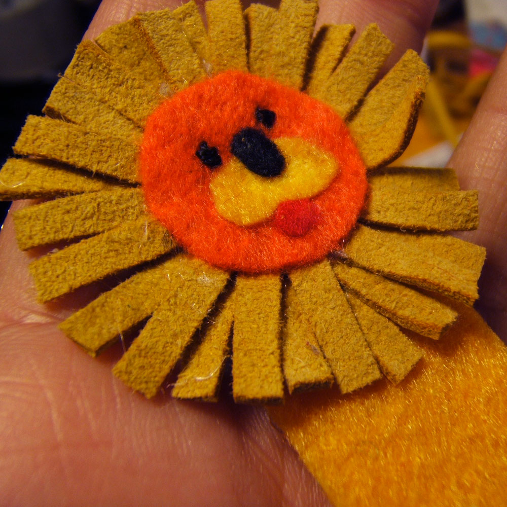 candy: felt lion finger puppet