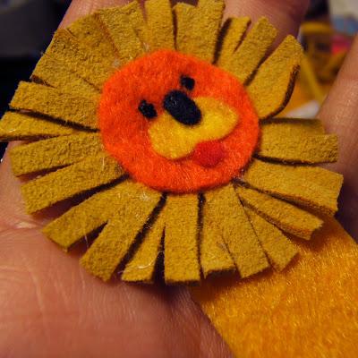 candy: felt lion finger puppet
