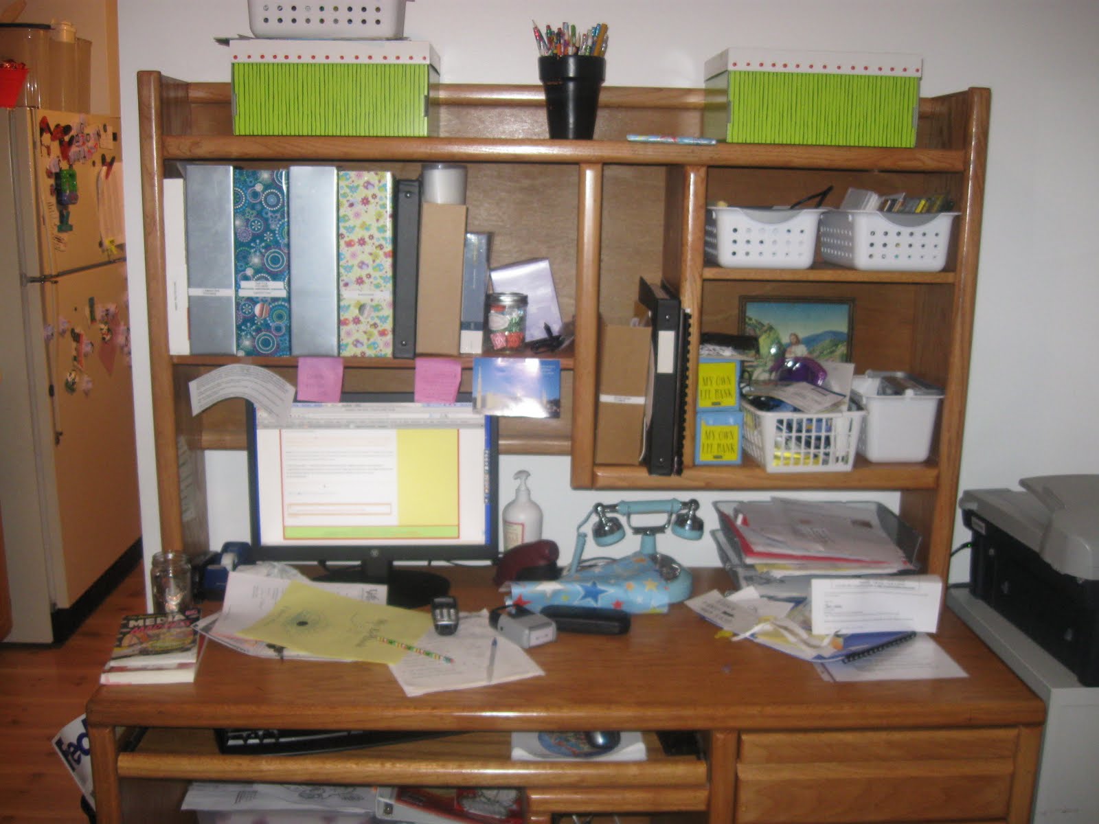 On the path to becoming a Declutter Diva: Desk Organization