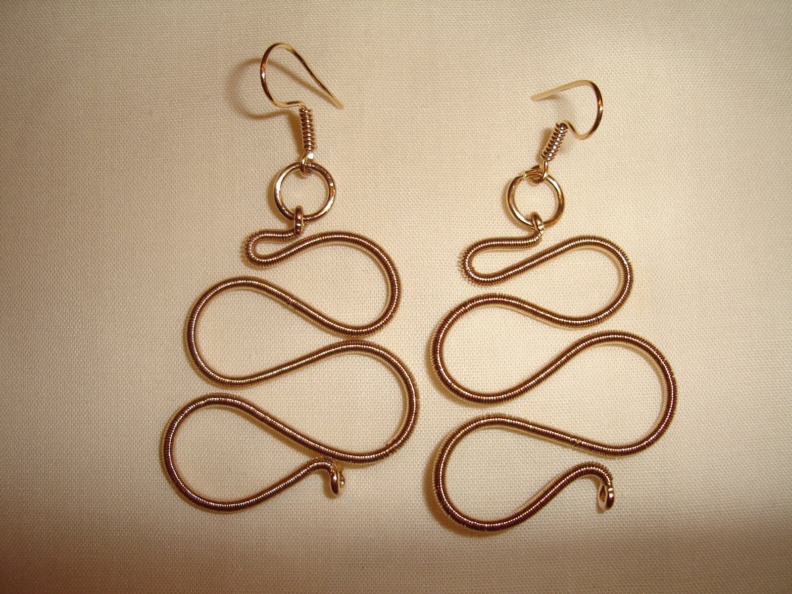 Yami Padrón: Zarcillos S largas en alambre enrrollado, con baño de ...