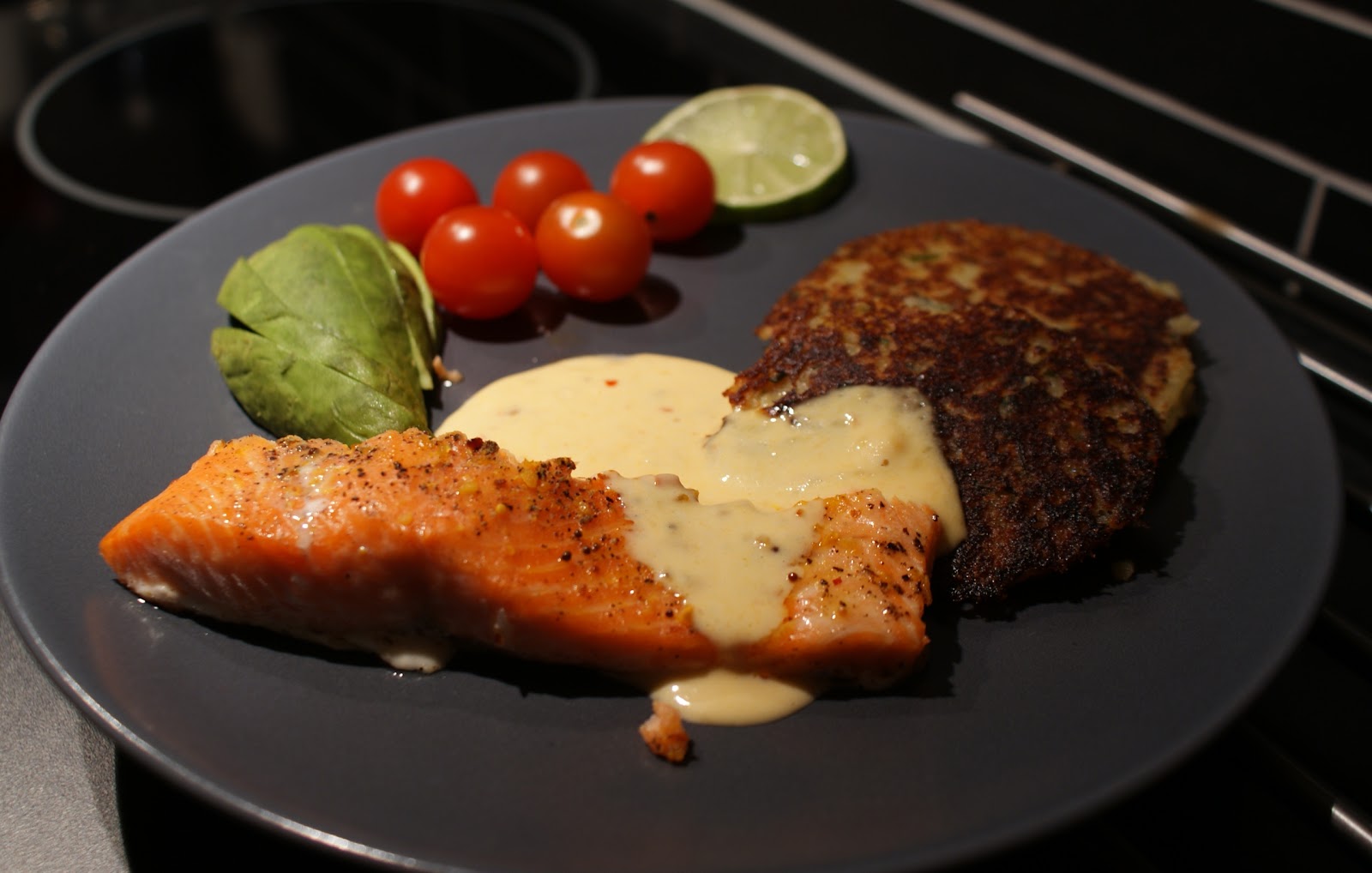 Emmas Matblogg: Stekt röding, potatisplättar med sambal och limesås