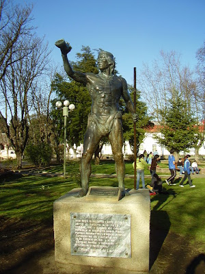 italo_chileno: Plaza de Armas de Lautaro y su Monumento al Toqui Lautaro.
