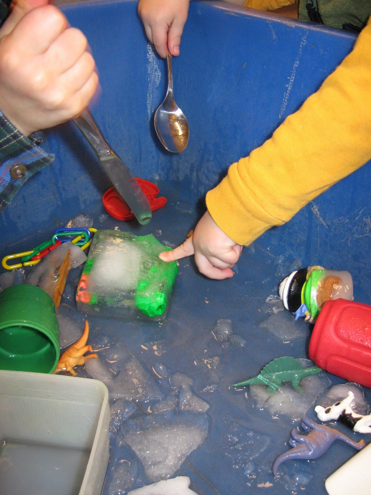 SAND AND WATER TABLES: TRAY AND THINGS FROZEN IN ICE