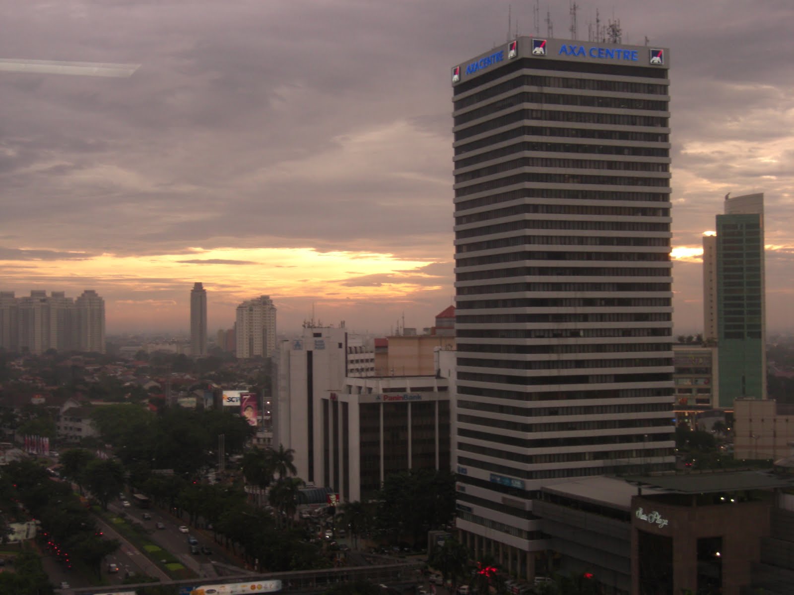 ARCH: BANGUNAN DI DAERAH SUDIRMAN JAKARTA