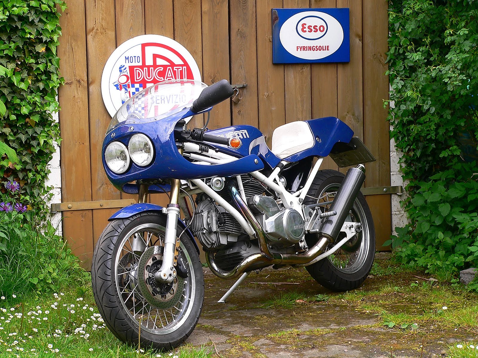fingy moto: harris ducati