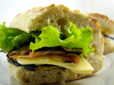 Cinco Quartos de Laranja: Sandes mista com legumes grelhados