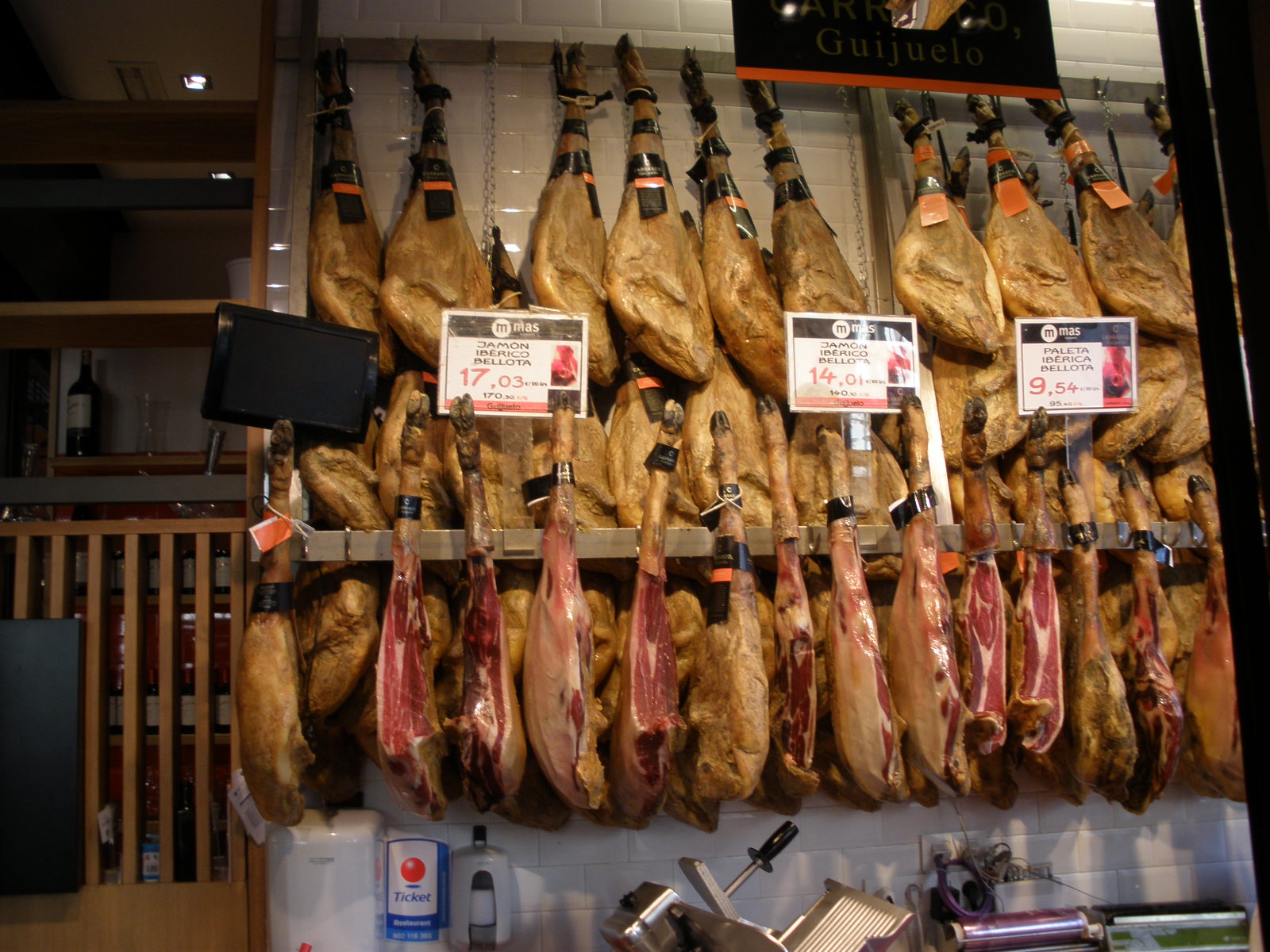 An American Monster Geek in London: Madrid - Museo del Jamon!!!!