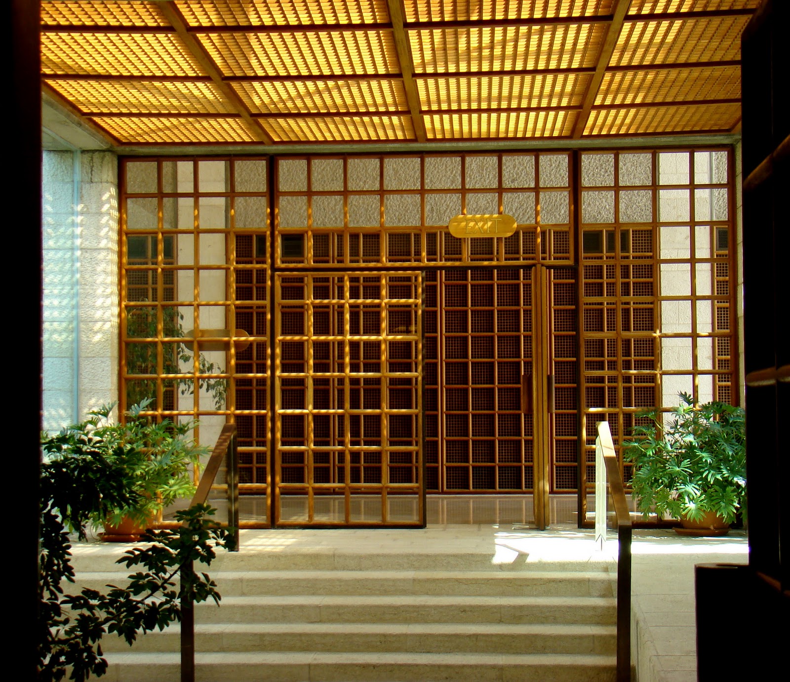 PazzaPazza: THE MORMON CENTER IN JERUSALEM