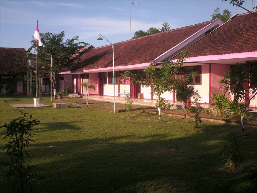 SMP NEGERI 1 LAREN LAMONGAN: Lapangan Olah Raga dan Upacara