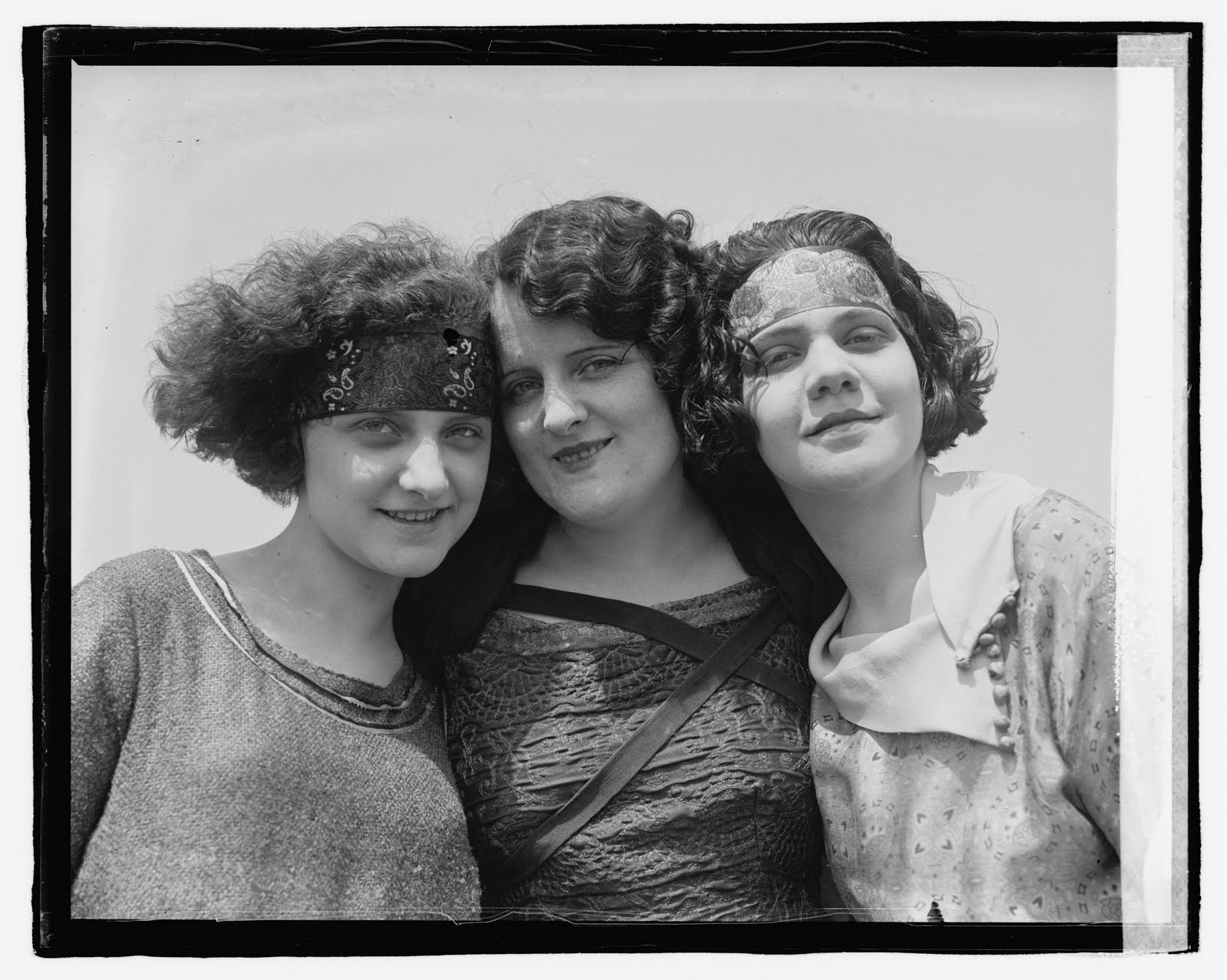 Vintage Ephemera: Three lovely flappers - 1923