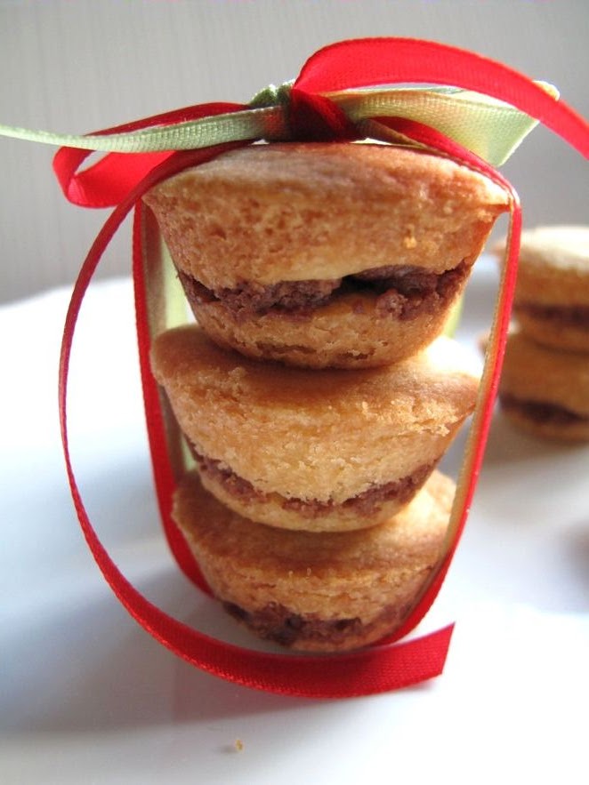 Foodiva's Kitchen: Muffin Shortbread Cookies With Nutella-Cranberry Filling