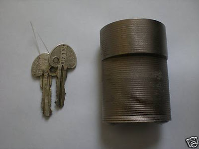 RestraintsBlog: Huge Ingersoll Padlock Miracle Lock Sargent & Greenleaf