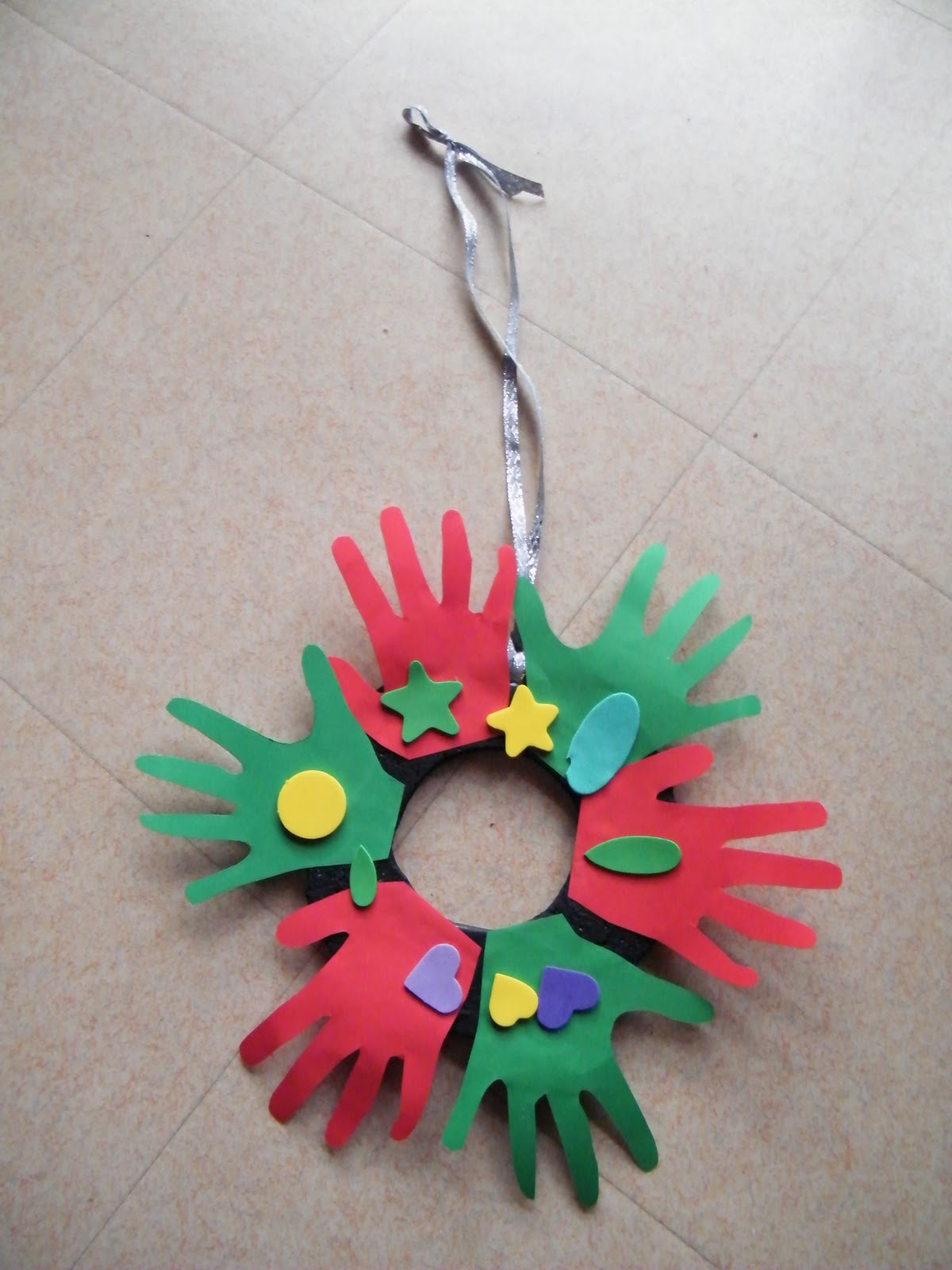 assistante maternelle et maman: couronne de mains