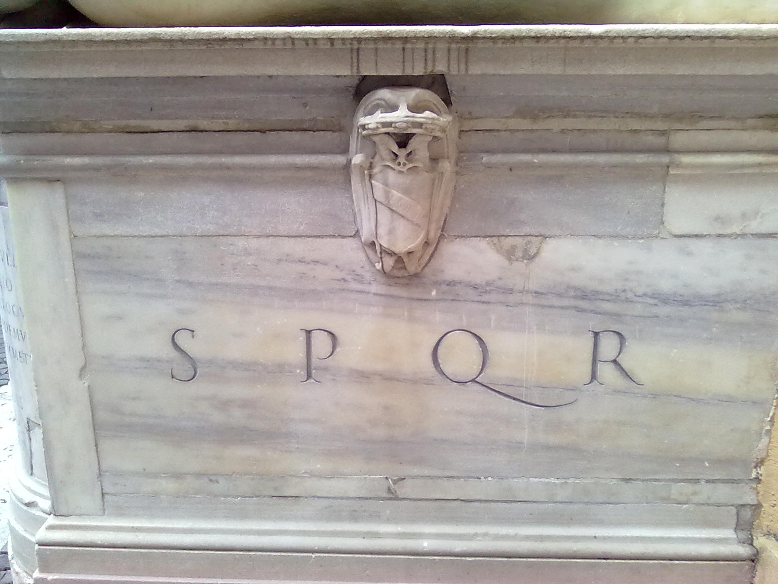 Explorando Roma: Qué cosa significa S.P.Q.R.?