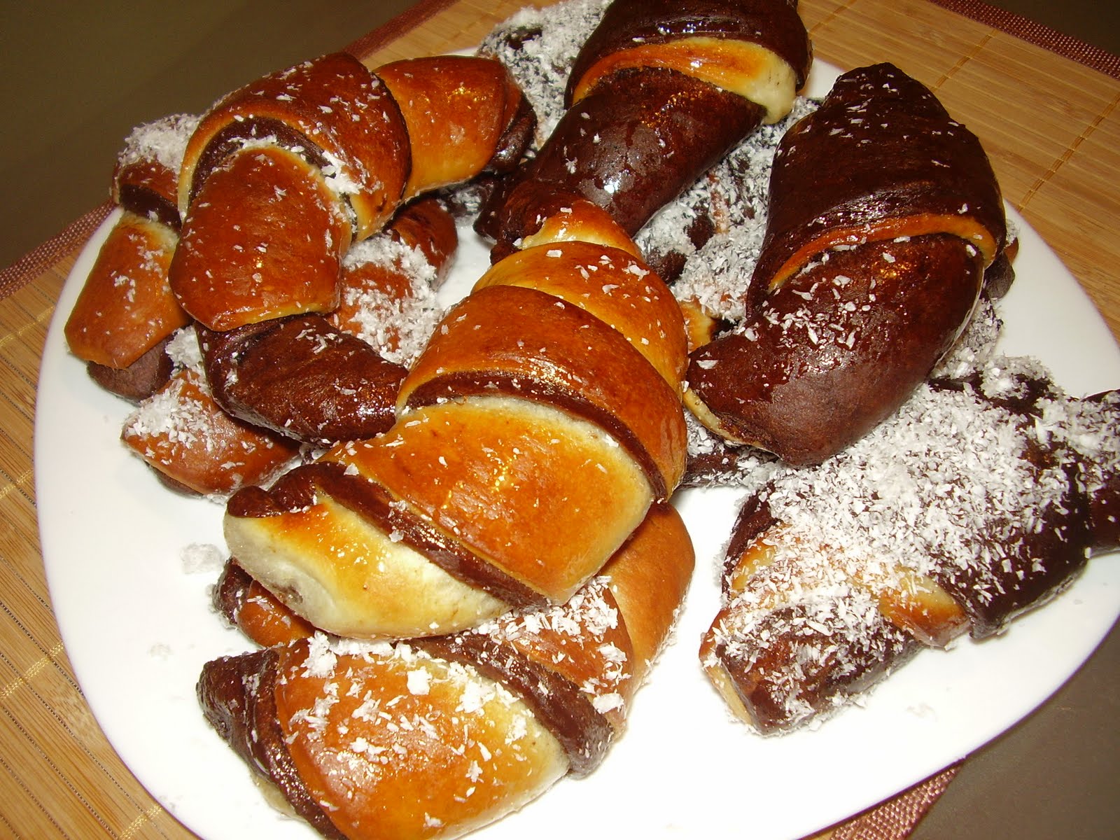 Myra's kitchen: Cornuri in doua culori