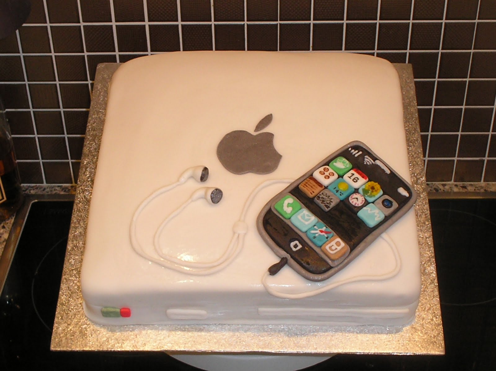 Nicky's Cakes: Iphone and Macbook Cake