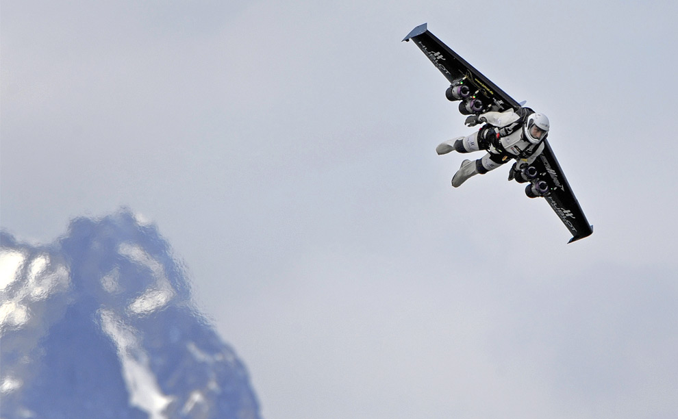 world's first man to fly with a jet-powered - Super Challenge | Amazing ...