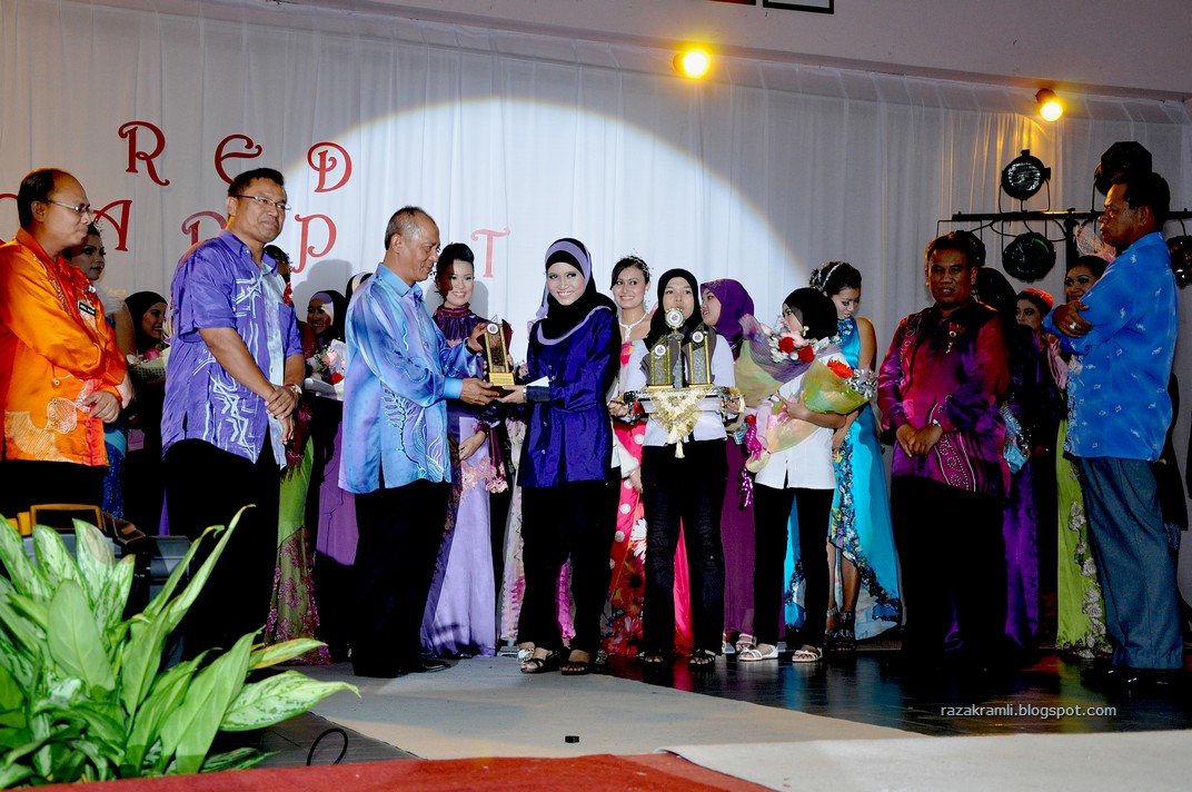 Fotografi merakam sejarah: Majlis peragaan fesyen dan pakaian di Dewan ...