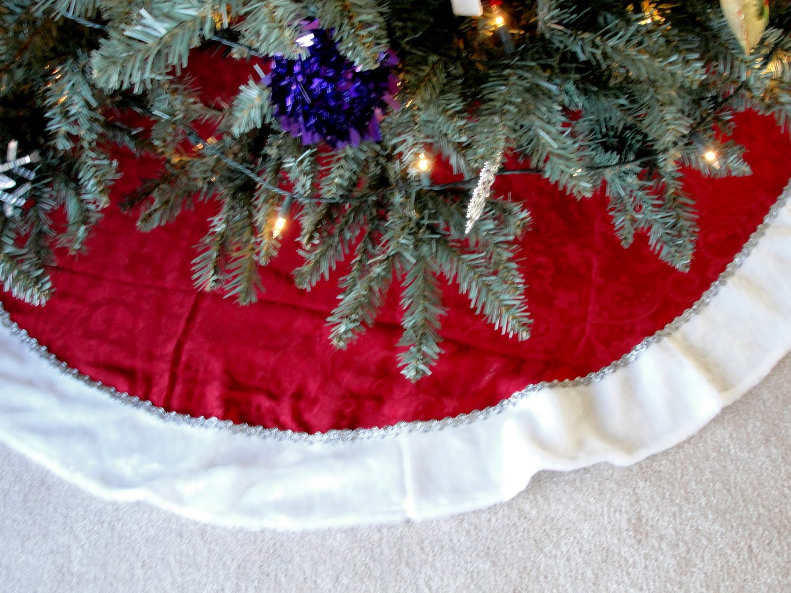 The Pursuit of Happiness: Fur-Trimmed Tree Skirt Tutorial