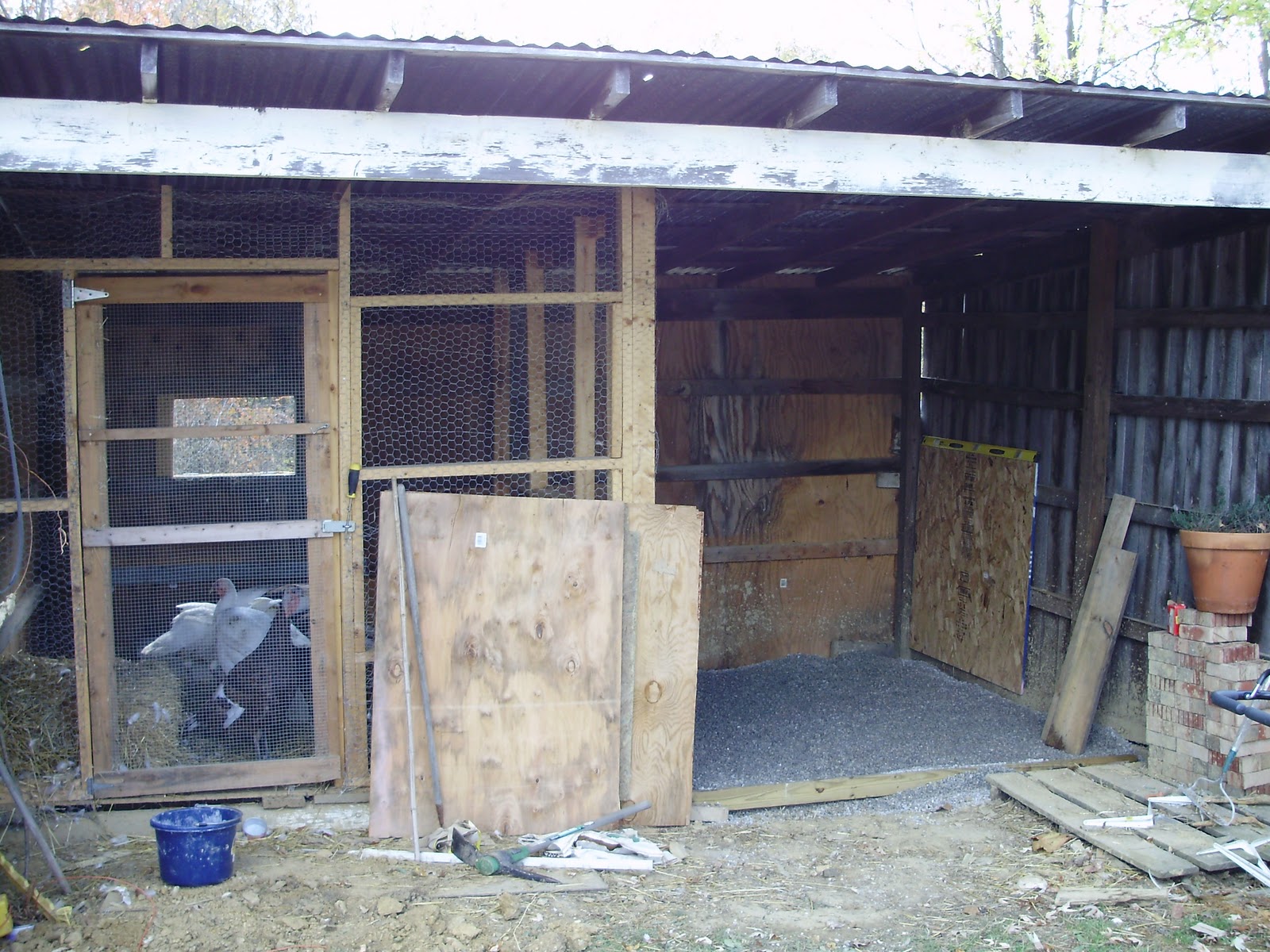 Ohiofarmgirl's Adventures In The Good Land: Building the turkey house