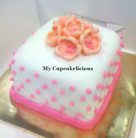My Cupcakelicious: Miniature Fondant Cakes