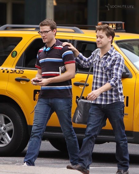 The Diva's Corner: T.R. Knight holding hands with new boyfriend in ...
