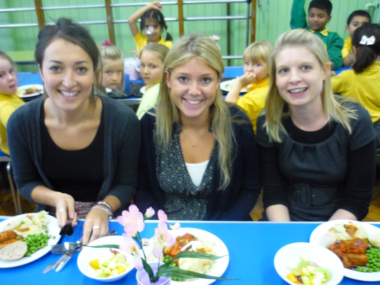 Jackie's School Food Blog: Teachers eating school dinners with kids!