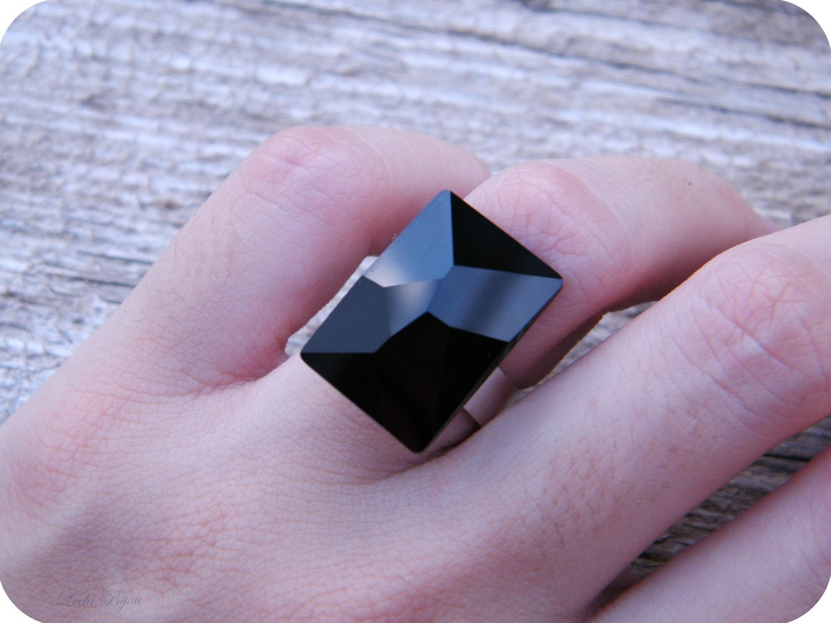 SWAROVSKI CRYSTAL: Elegant black swarovski crystal ring /40USD/