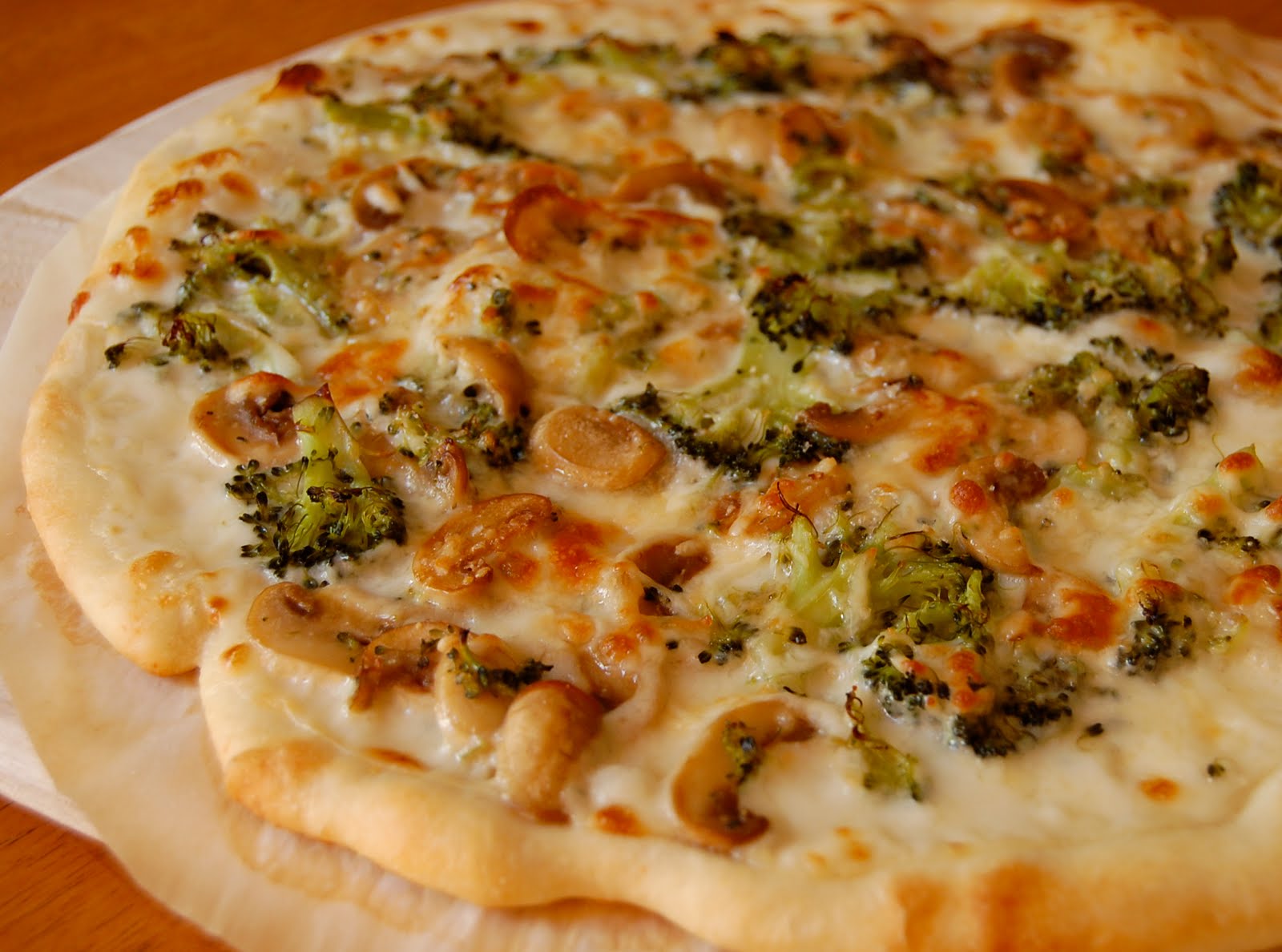 Chef Mommy: White Pizza with Broccoli & Mushrooms