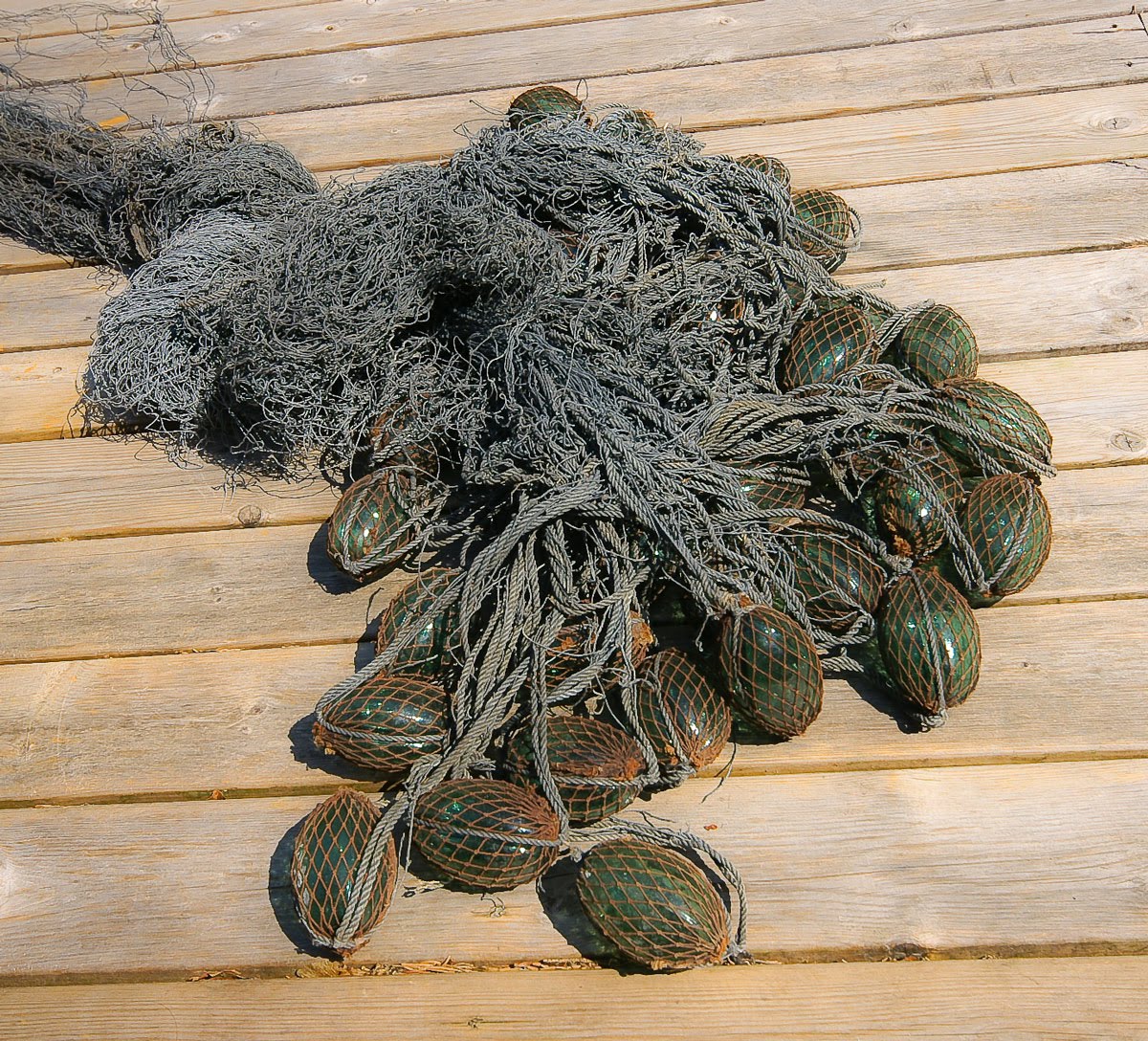 Glassfloat Research: Fishing net with grooved glass floats