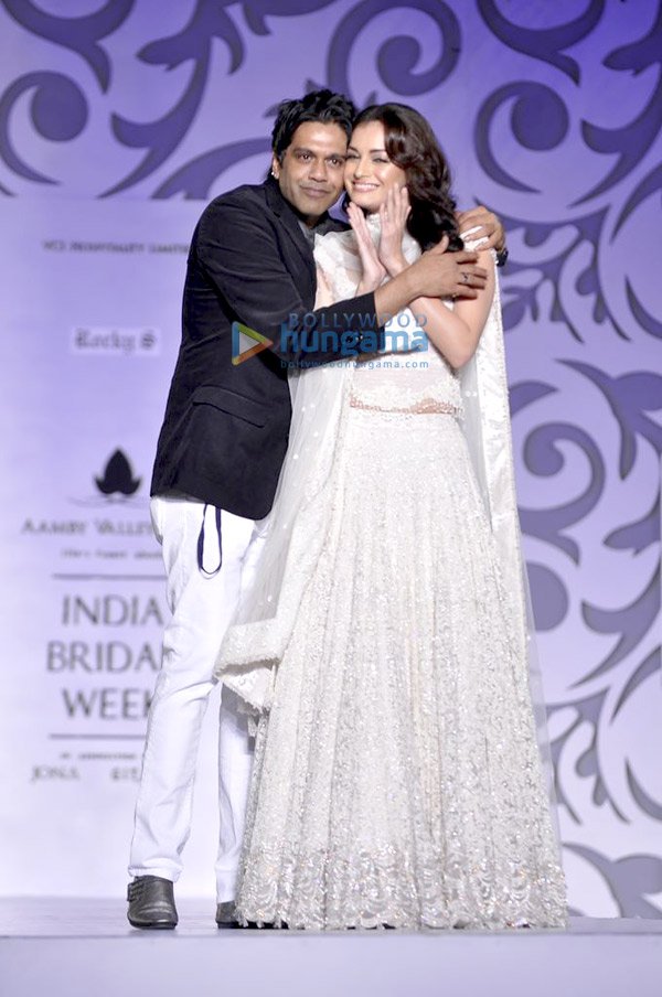 Dia Mirza Walks the ramp for Rockys - Hot PHOTOSHOOT Bollywood ...