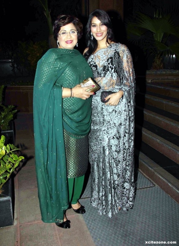 Geeta Basra Sophie Choudhry At Neha Oberoi and Vishal Shah Wedding ...