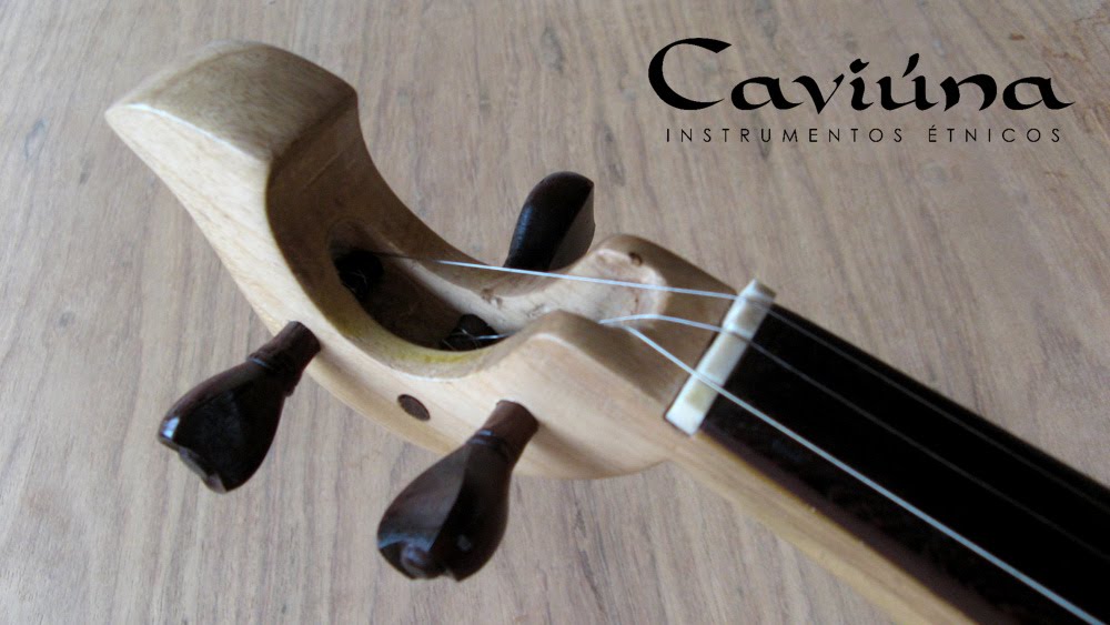Caviúna Instrumentos Etnicos: Rabeca medieval (rebec ou viele).