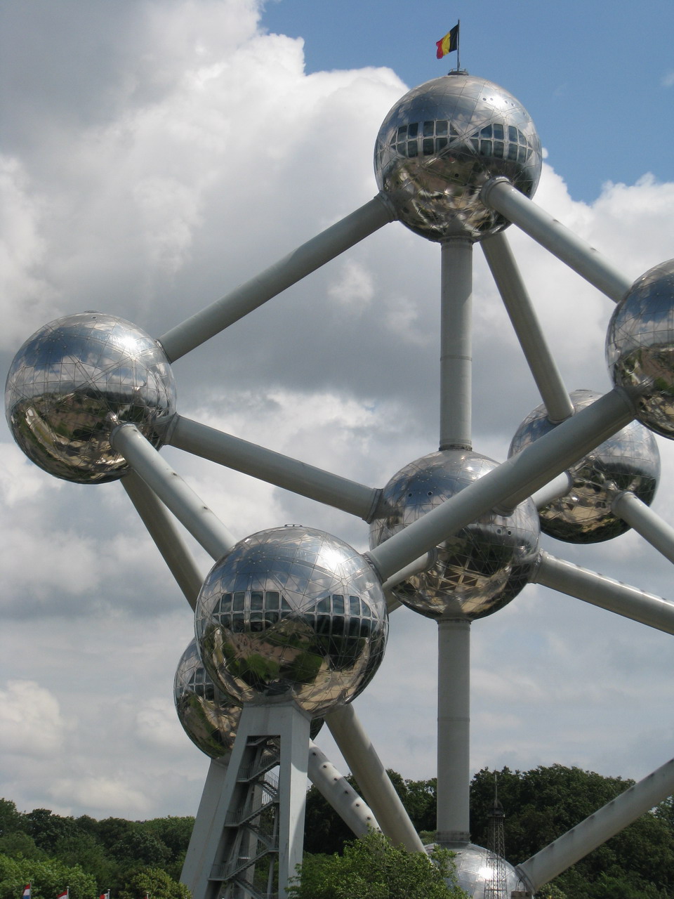 O Atomium Representado Na Imagem - RETOEDU